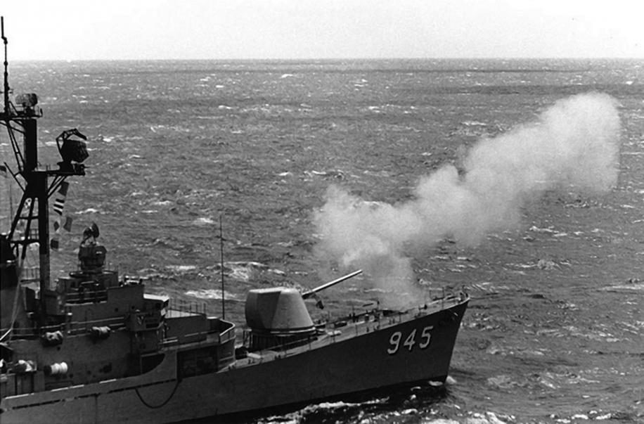 The destroyer with a heavy cruiser's gun: The comically large forward 8 ...